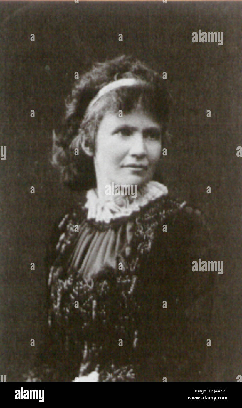This photograph of Queen Elizabeth I of England captures the monarch in ...