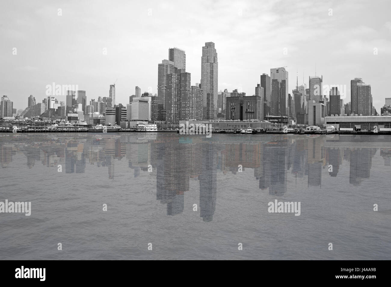 New york skyline from water hi-res stock photography and images - Alamy