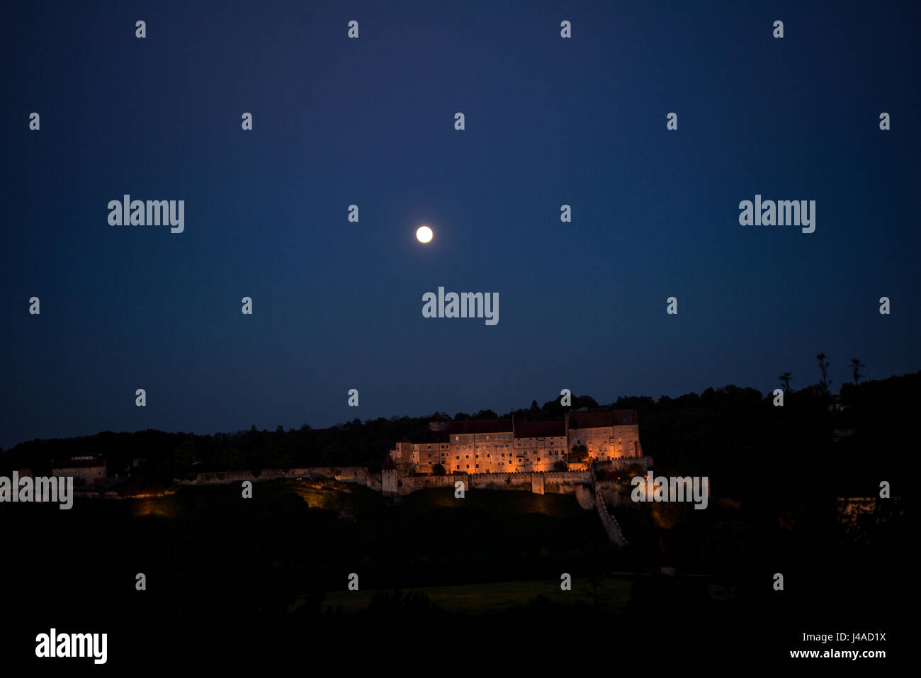 Burghausen castle bavaria night hi-res stock photography and images - Alamy