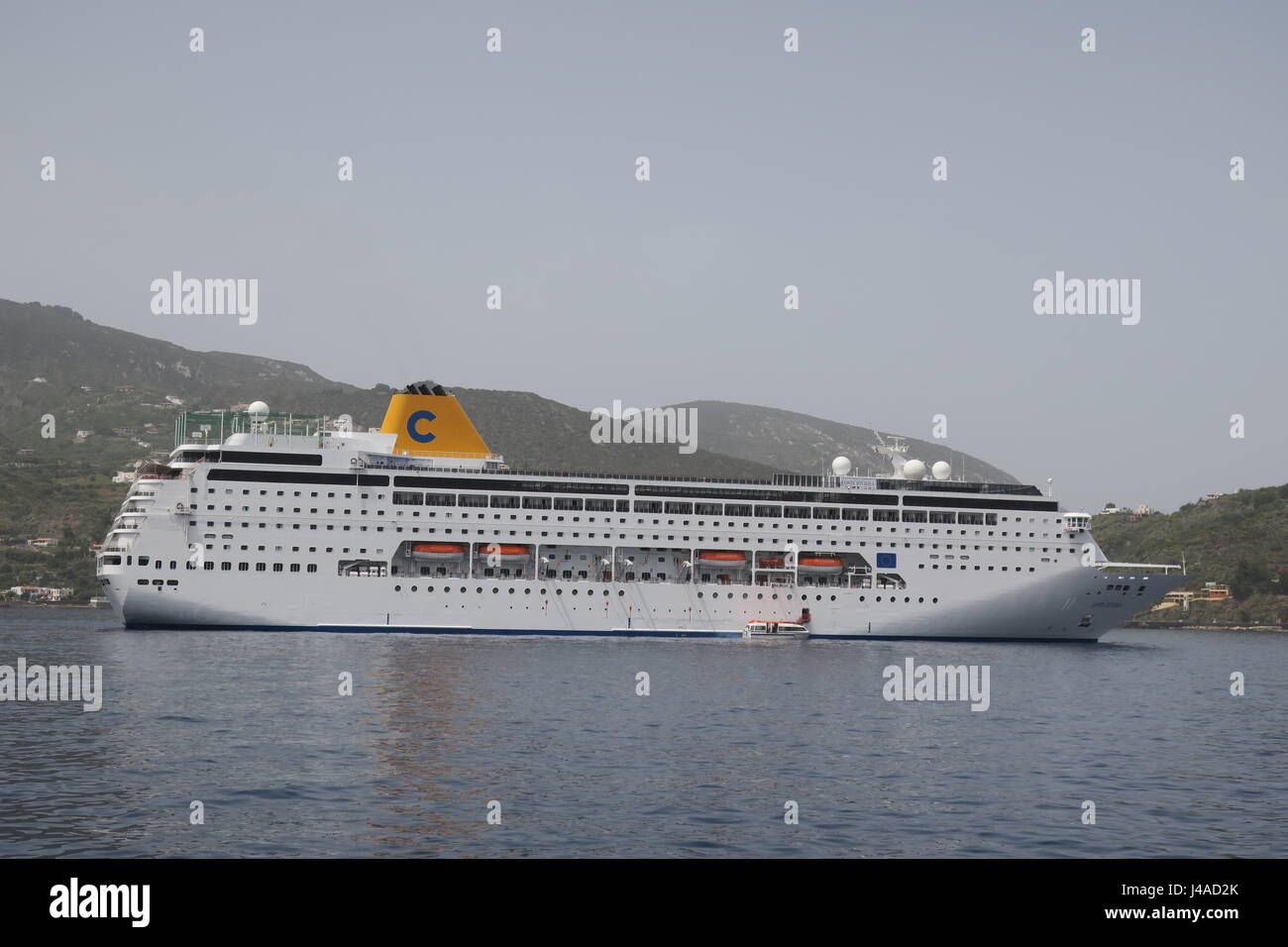 Nice white passenger ship port hi-res stock photography and images - Alamy