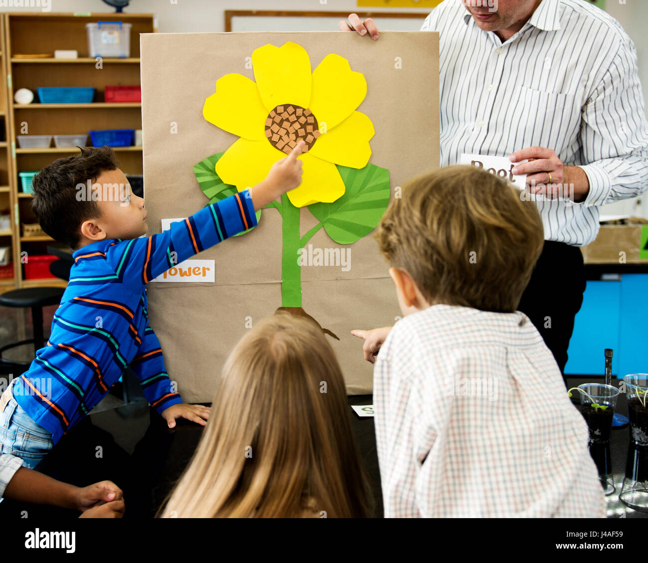Girls in stem class hi-res stock photography and images - Alamy