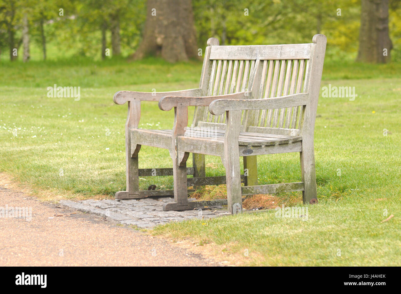 Empty park bench Stock Photo - Alamy
