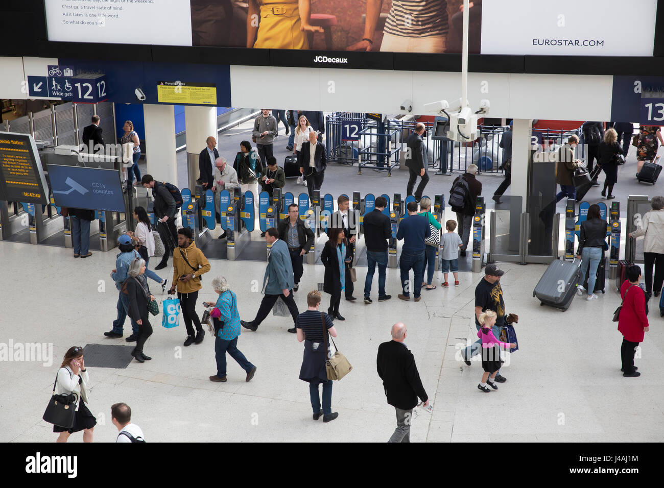 Commuters on Waterloo station Concourse in London during rush hour ...
