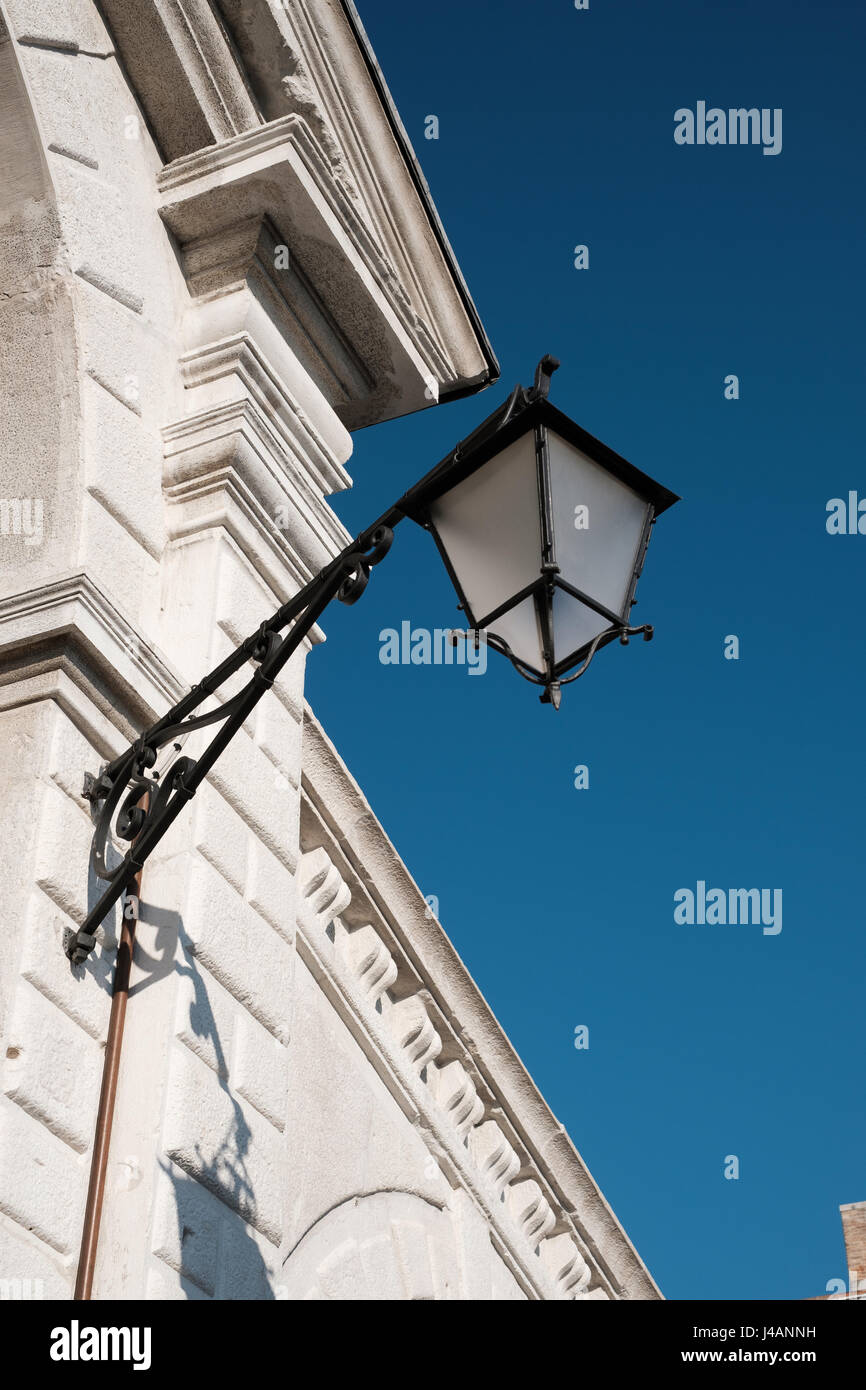 Lamp post on the Rialto bridge Venice, Italy Stock Photo - Alamy