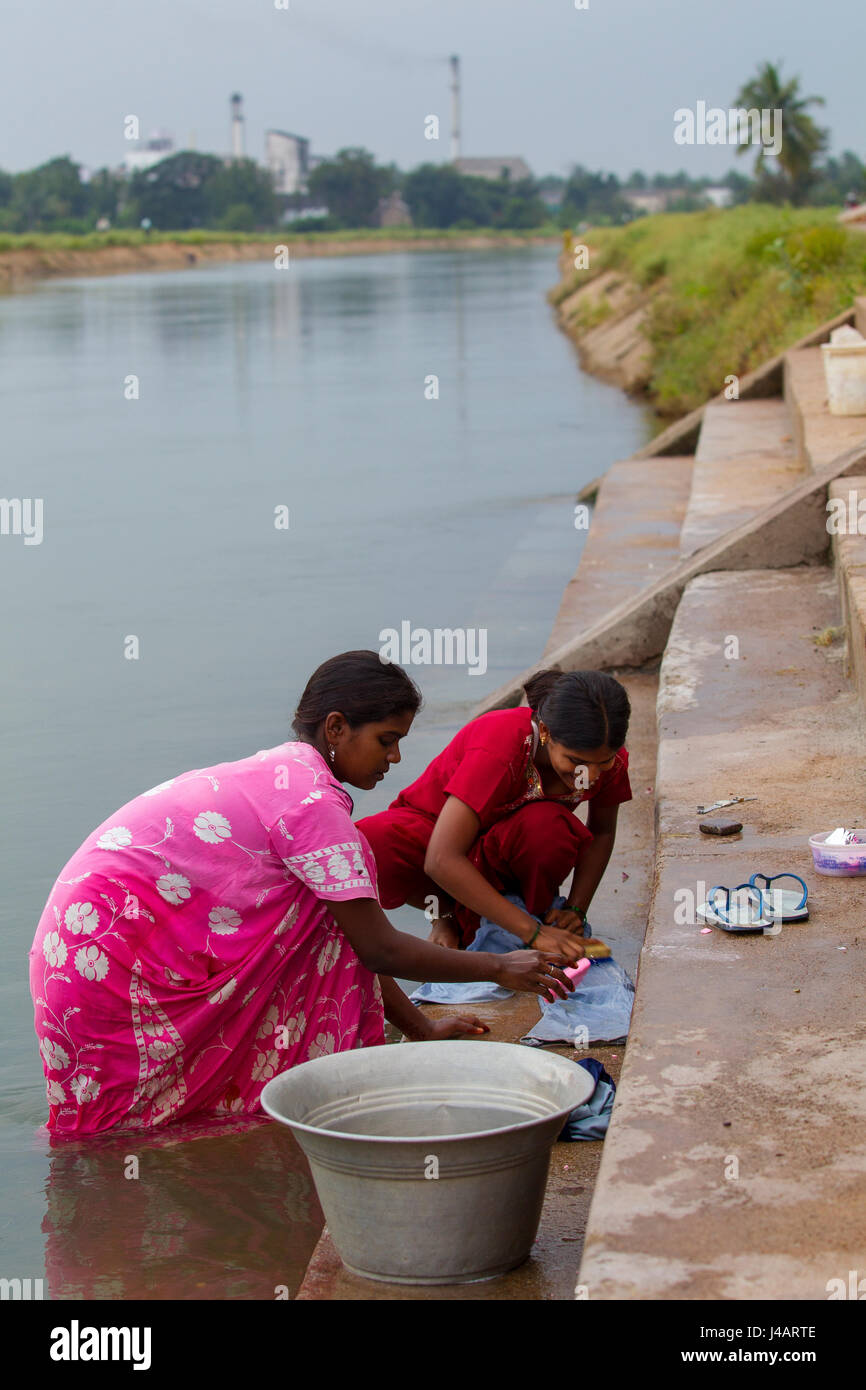 Indian people washing clothes tungabhadra hi-res stock photography and ...