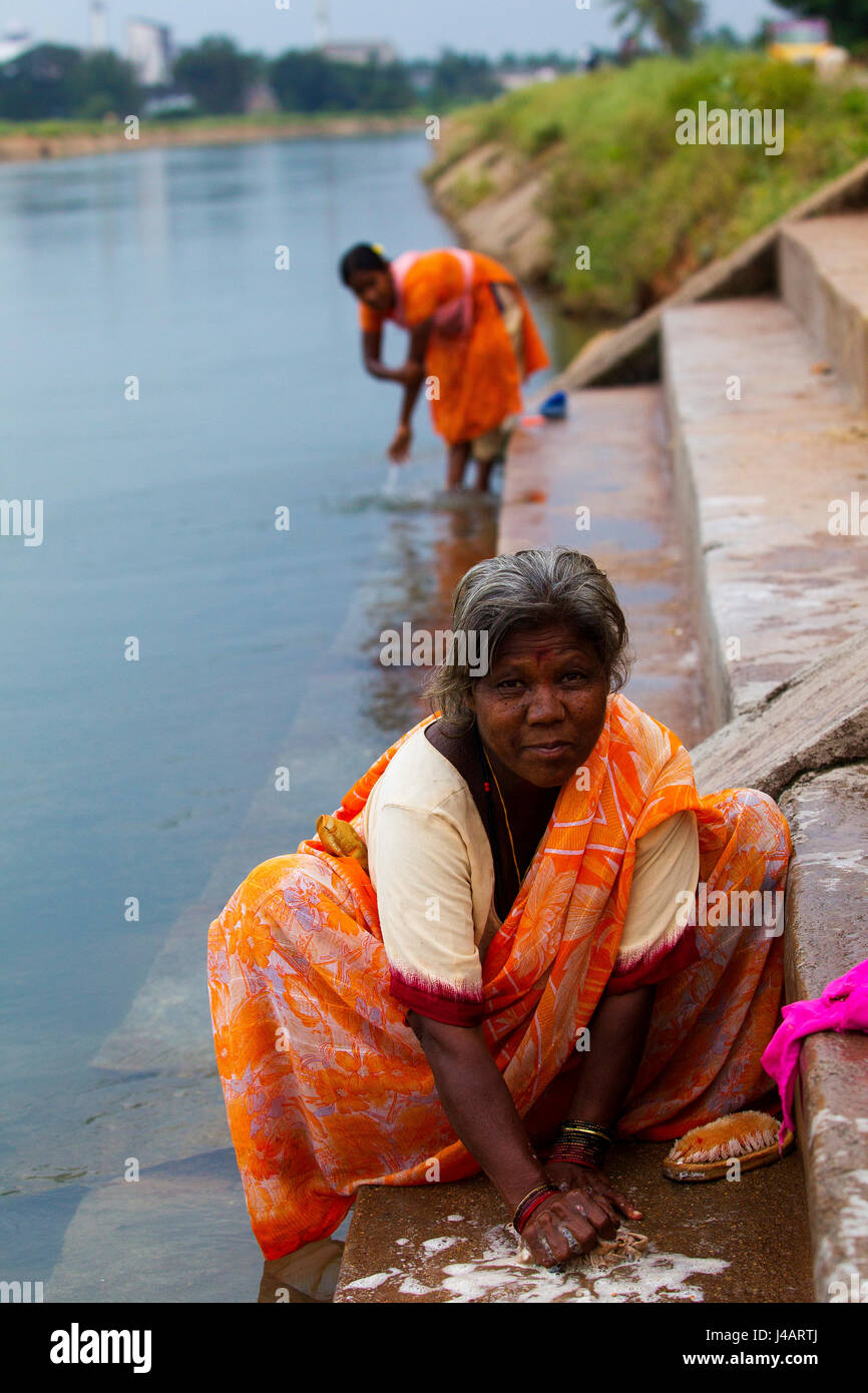 Indian people washing clothes tungabhadra hi-res stock photography and ...