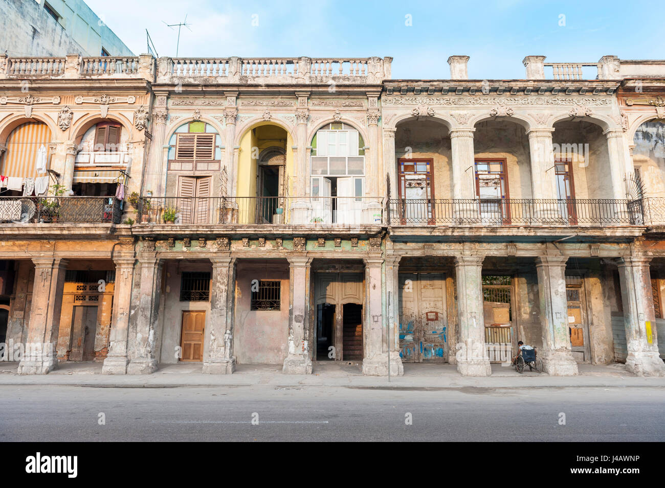 Havana crumbling architecture hi-res stock photography and images - Alamy