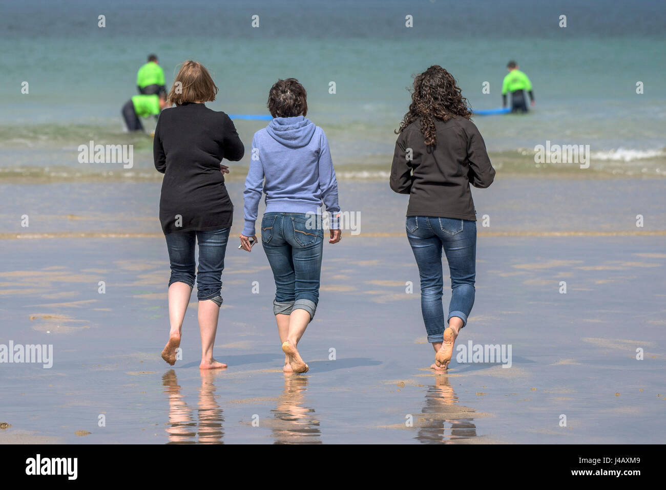 Friends walking on the beach together hi-res stock photography and ...