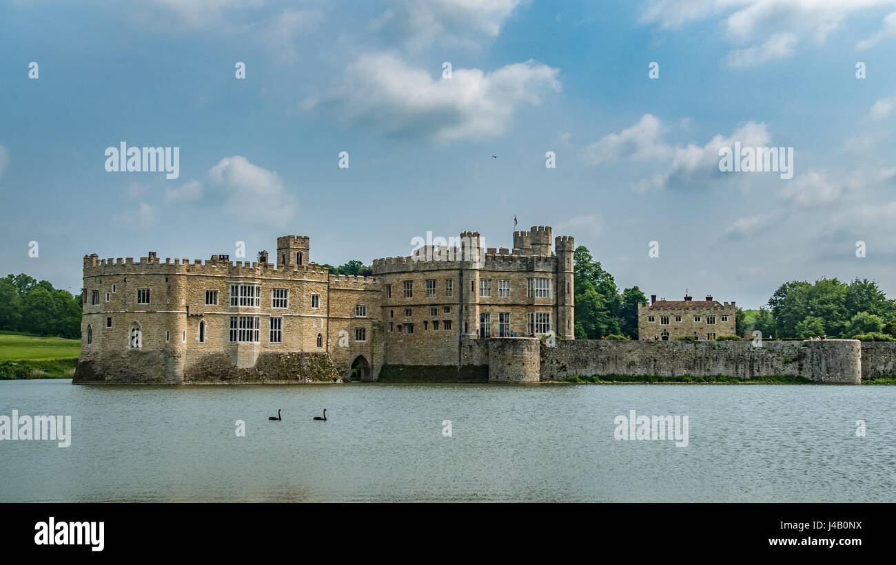 View of a moated medieval castle in England Stock Photo - Alamy