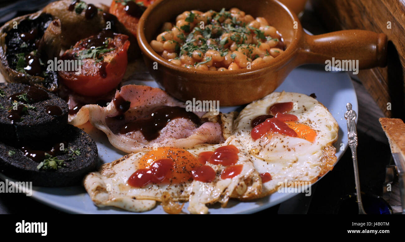 Close up view of a full cooked English breakfast Stock Photo - Alamy