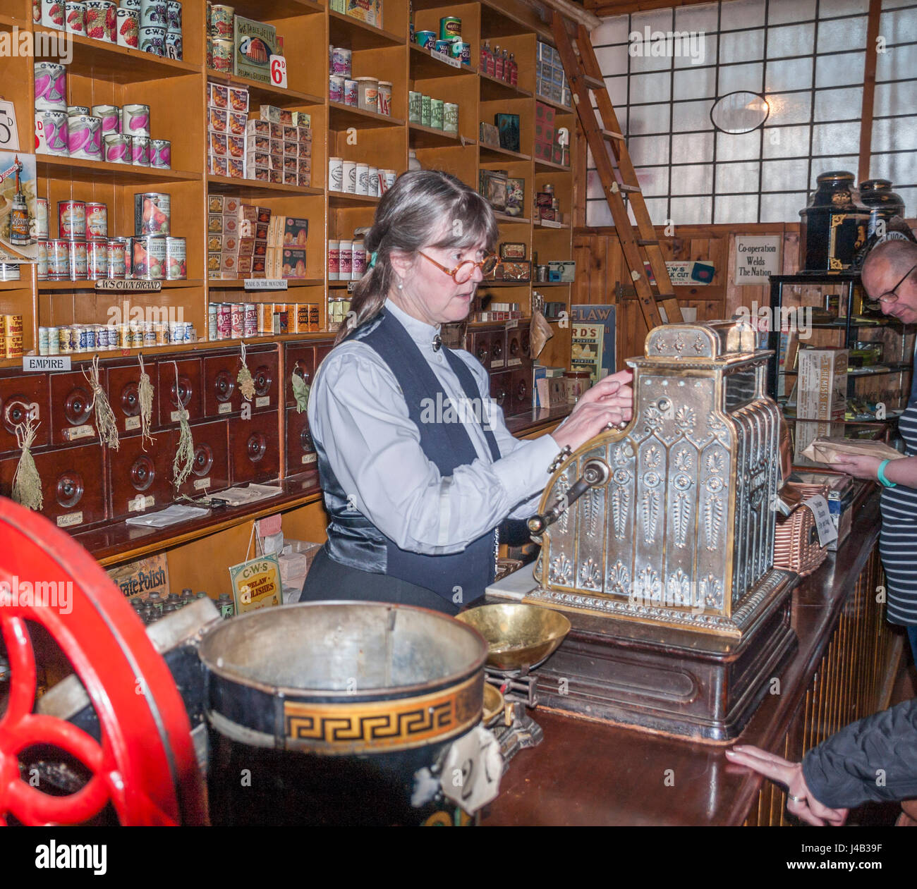 Female shop assistant till hi-res stock photography and images - Alamy