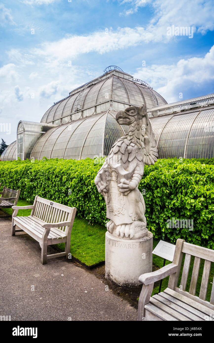 Statues in england hi-res stock photography and images - Alamy