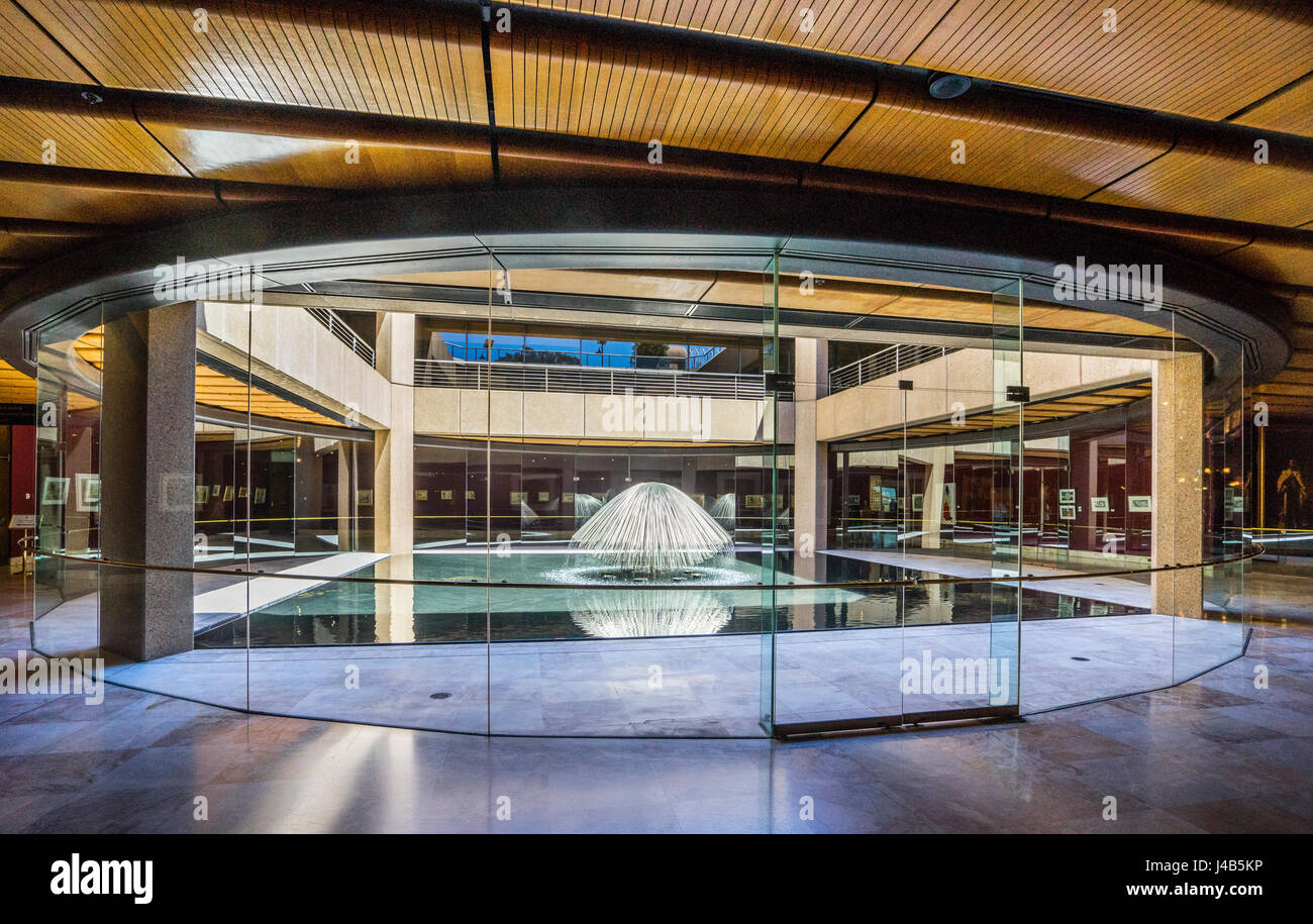 Parliament fountain hi-res stock photography and images - Alamy