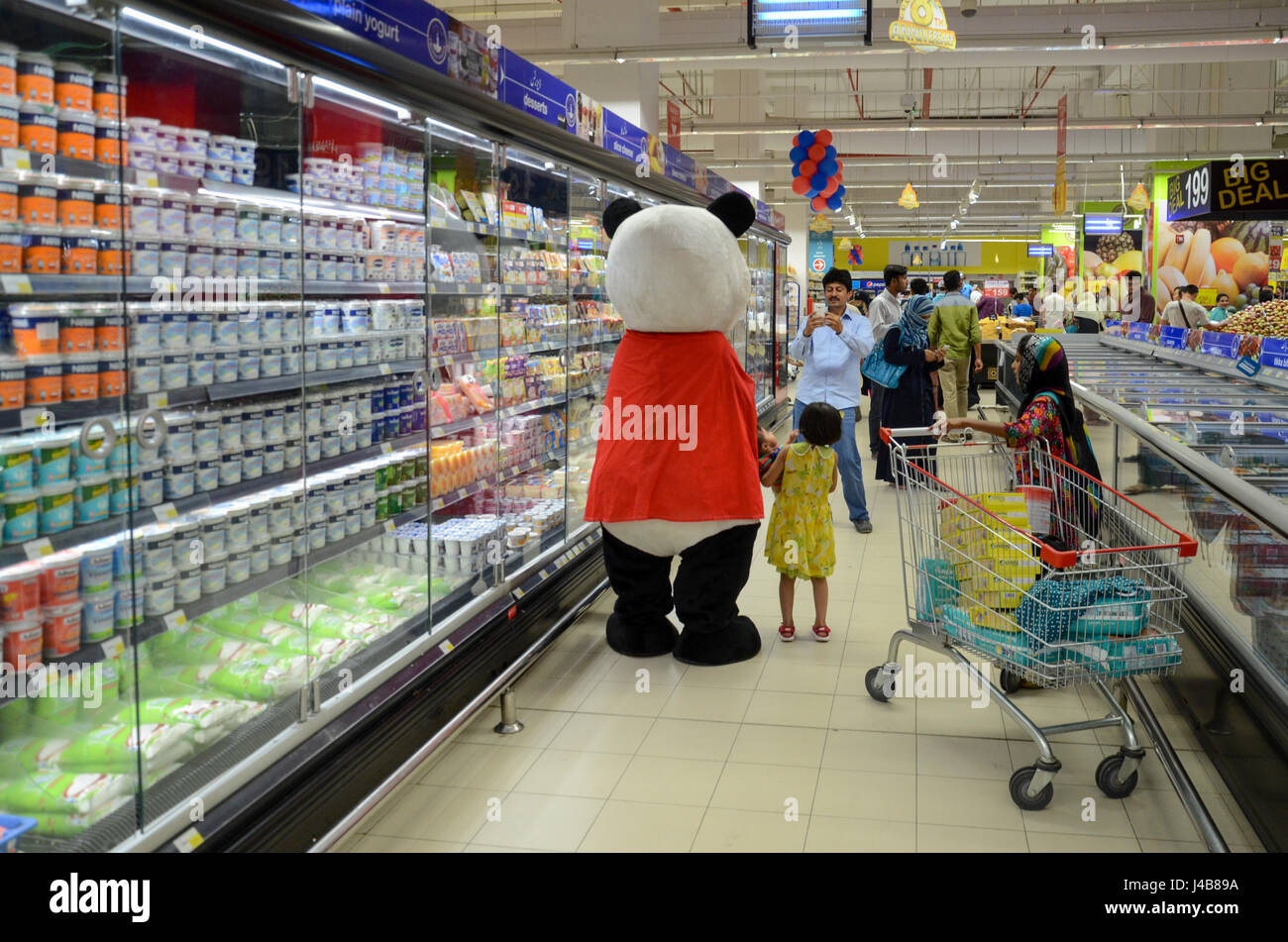 Hyperstar Supermarket, Emporium Mall, Lahore, Pakistan Stock Photo - Alamy