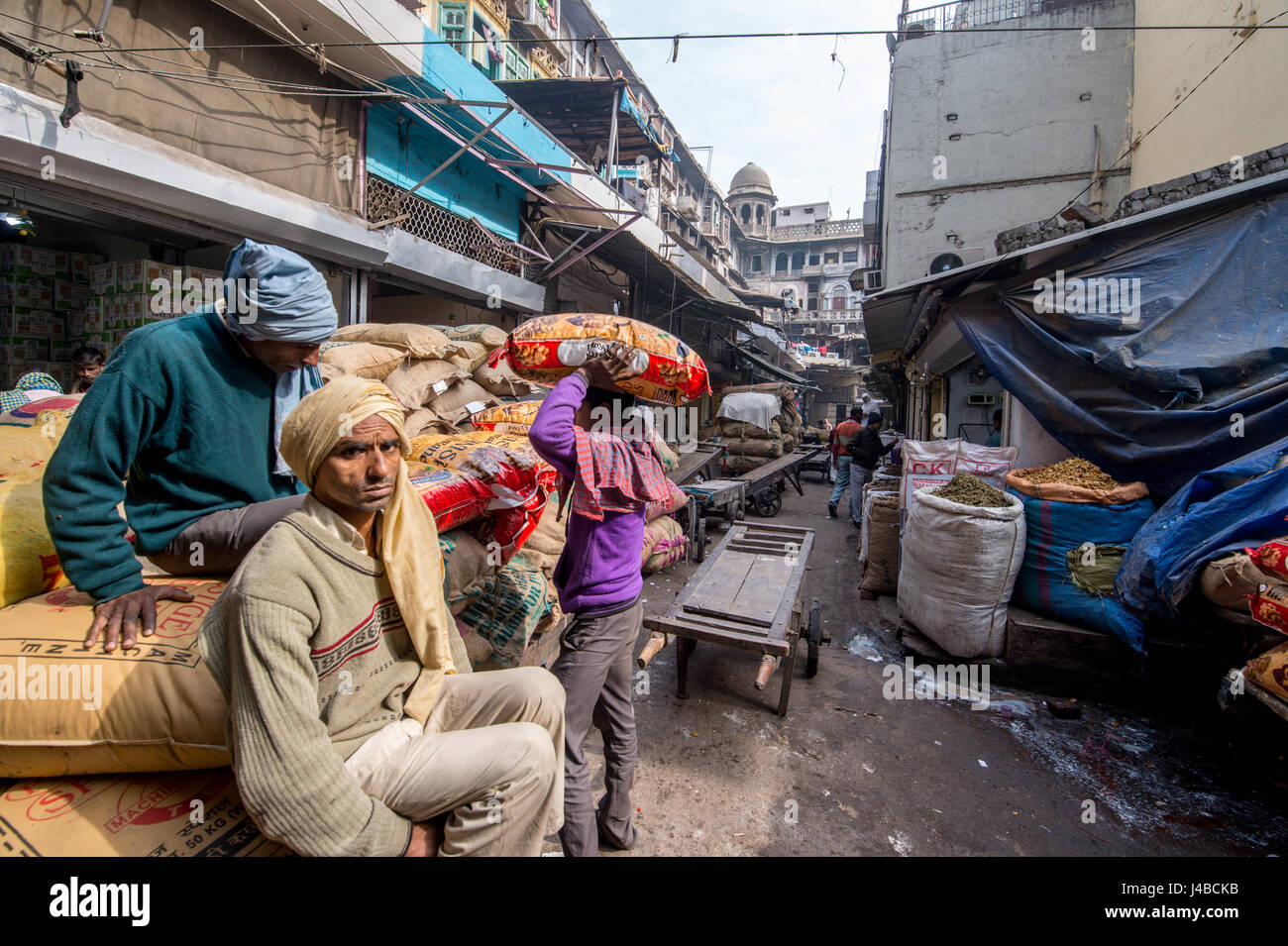 India loading goods hi-res stock photography and images - Alamy