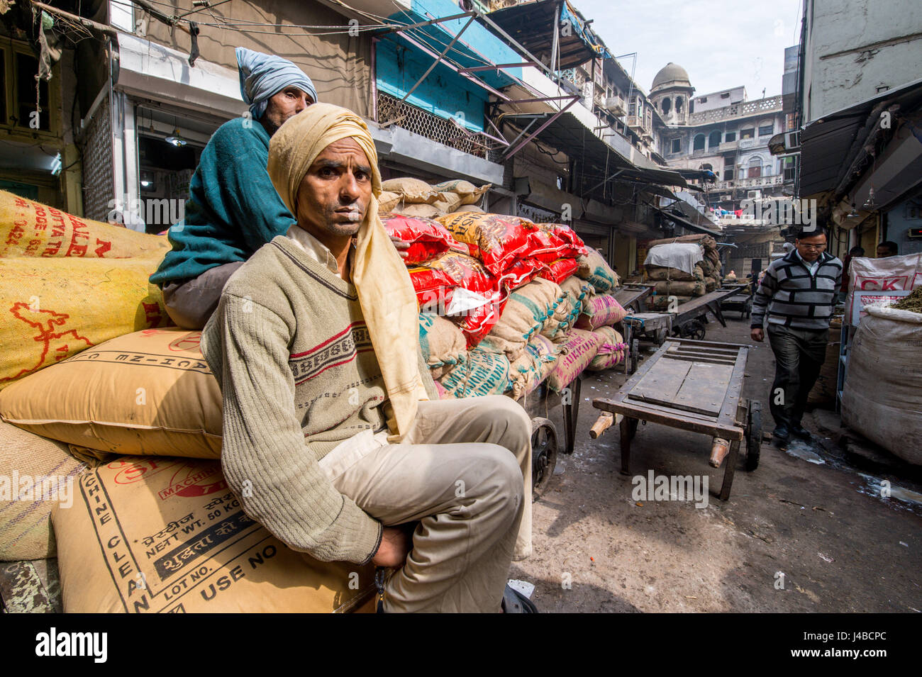 Men loading sacks hi-res stock photography and images - Alamy