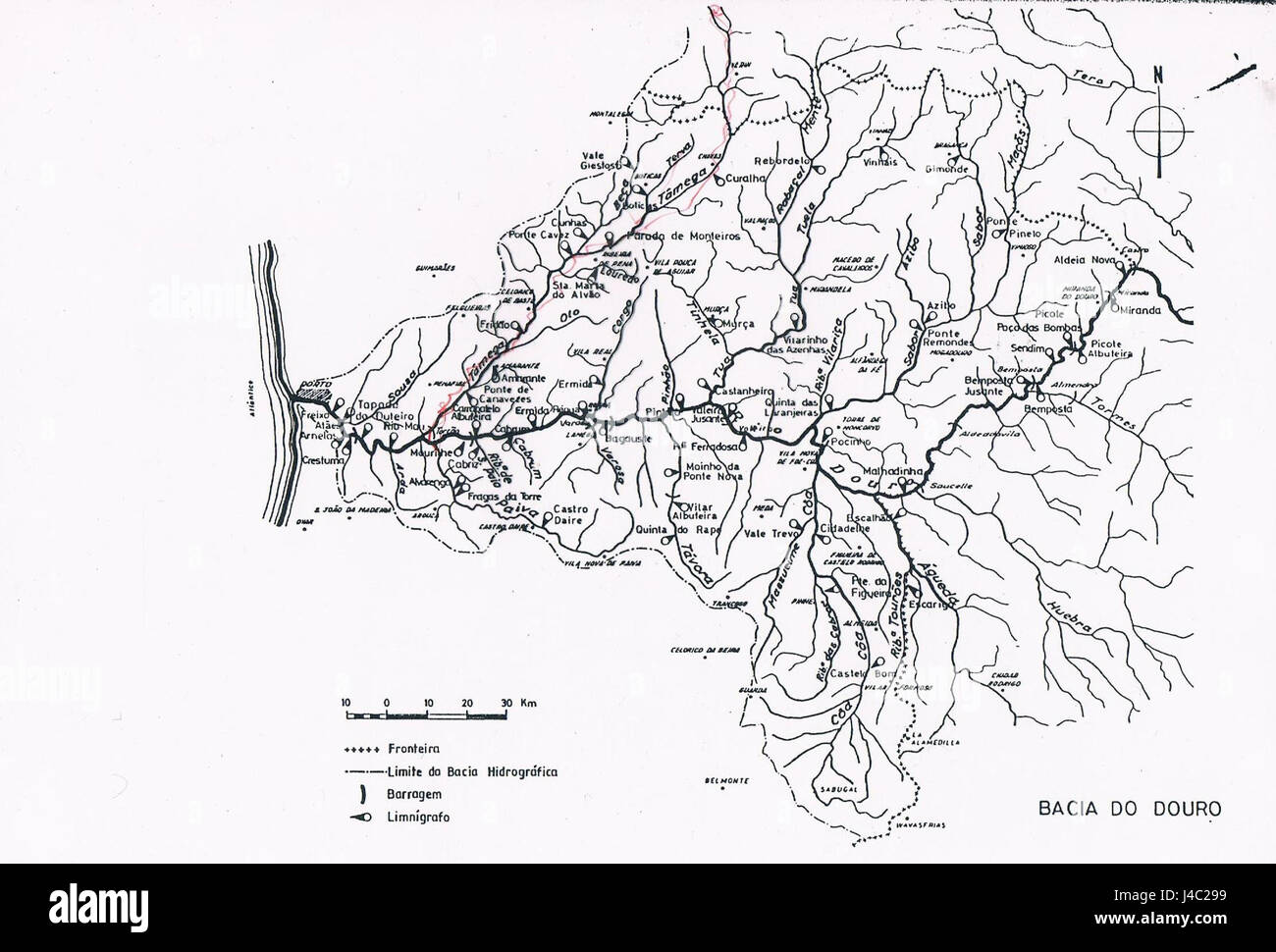 River flows in valley hi-res stock photography and images - Alamy