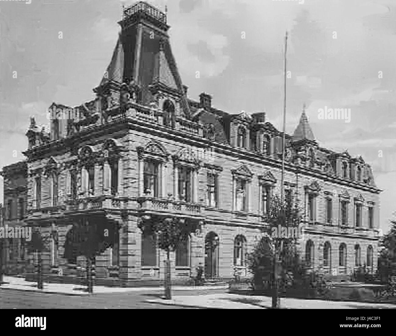 This historical image showcases the Rathaus (City Hall) in Essen ...