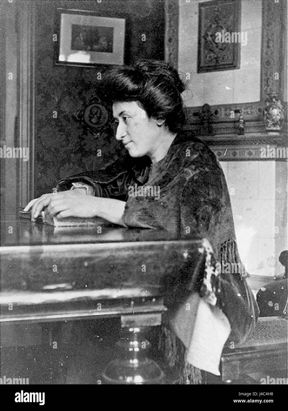 This photograph from 1907 captures Rosa Luxemburg, a prominent ...