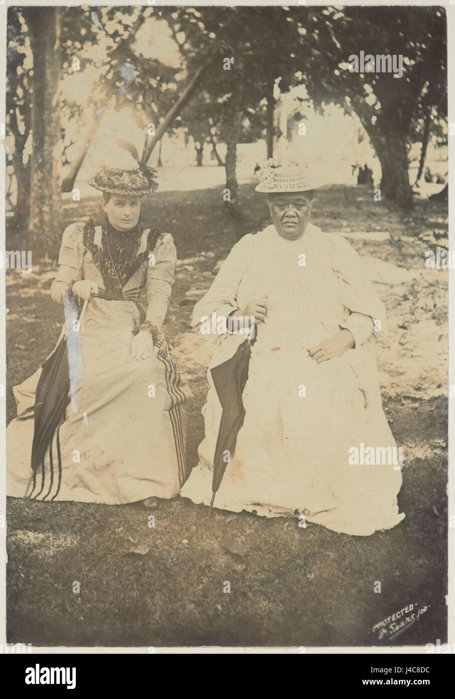 The Queen of Rarotonga, leader of the Cook Islands, is shown with Mrs ...