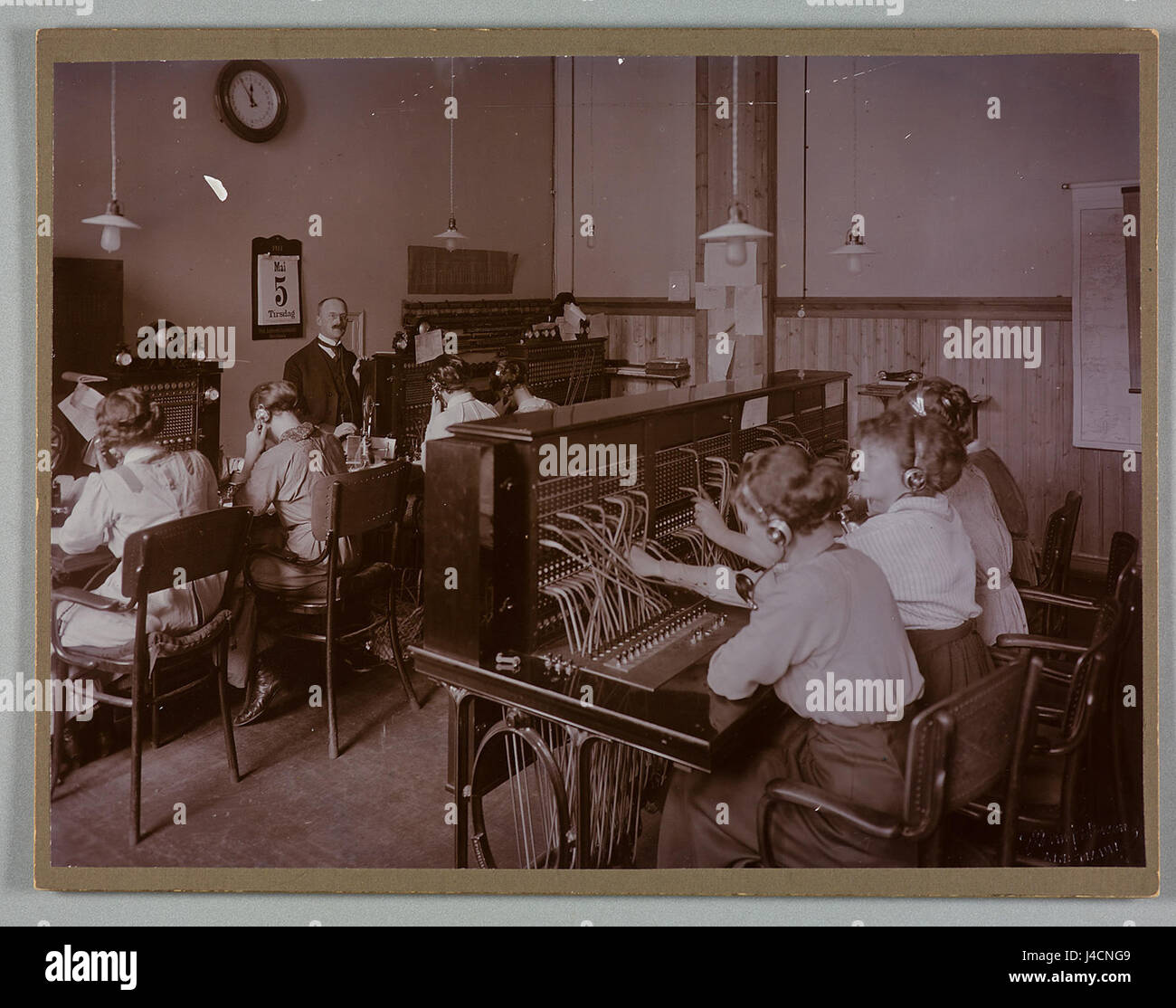 Public telephone telecommunications hi-res stock photography and images ...