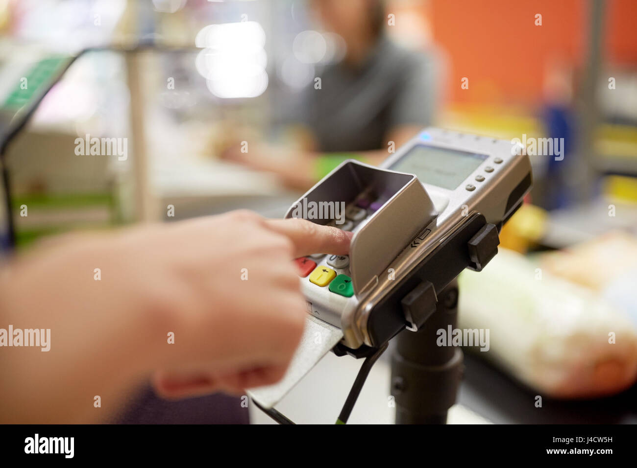 People entering supermarket hi-res stock photography and images - Alamy