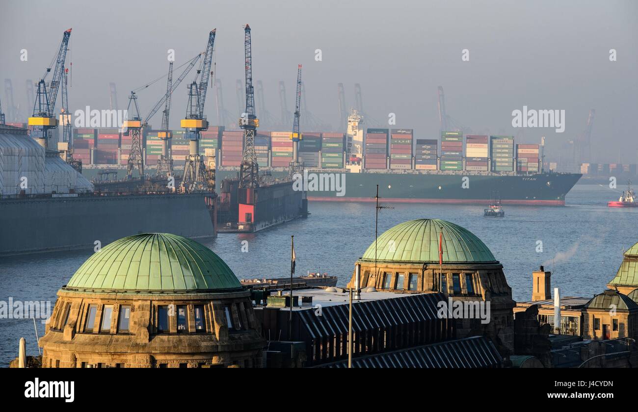 Titan container ship hi-res stock photography and images - Alamy