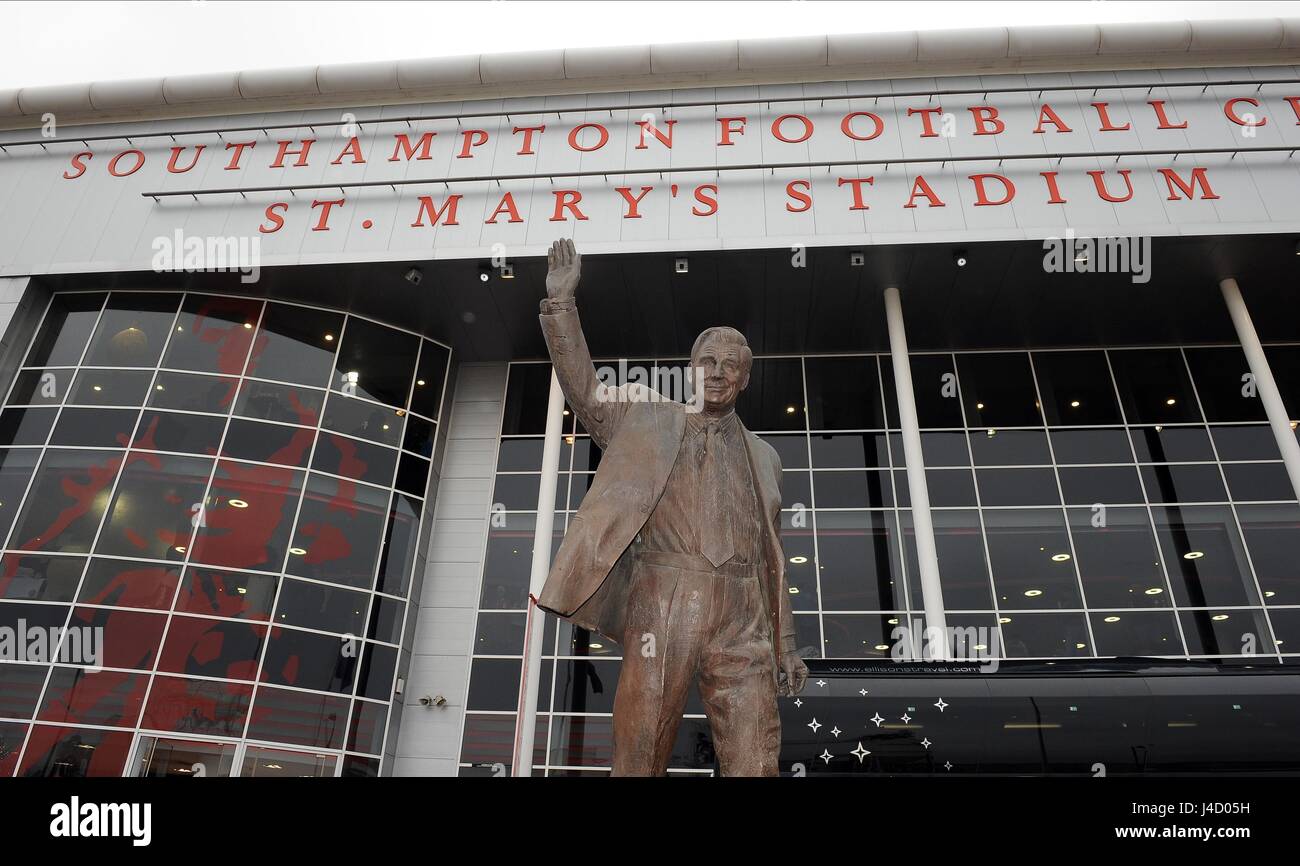 TED BATES STATUE OUTSIDE ST MA SOUTHAMPTON V ARSENAL ST MARY'S STADIUM ...
