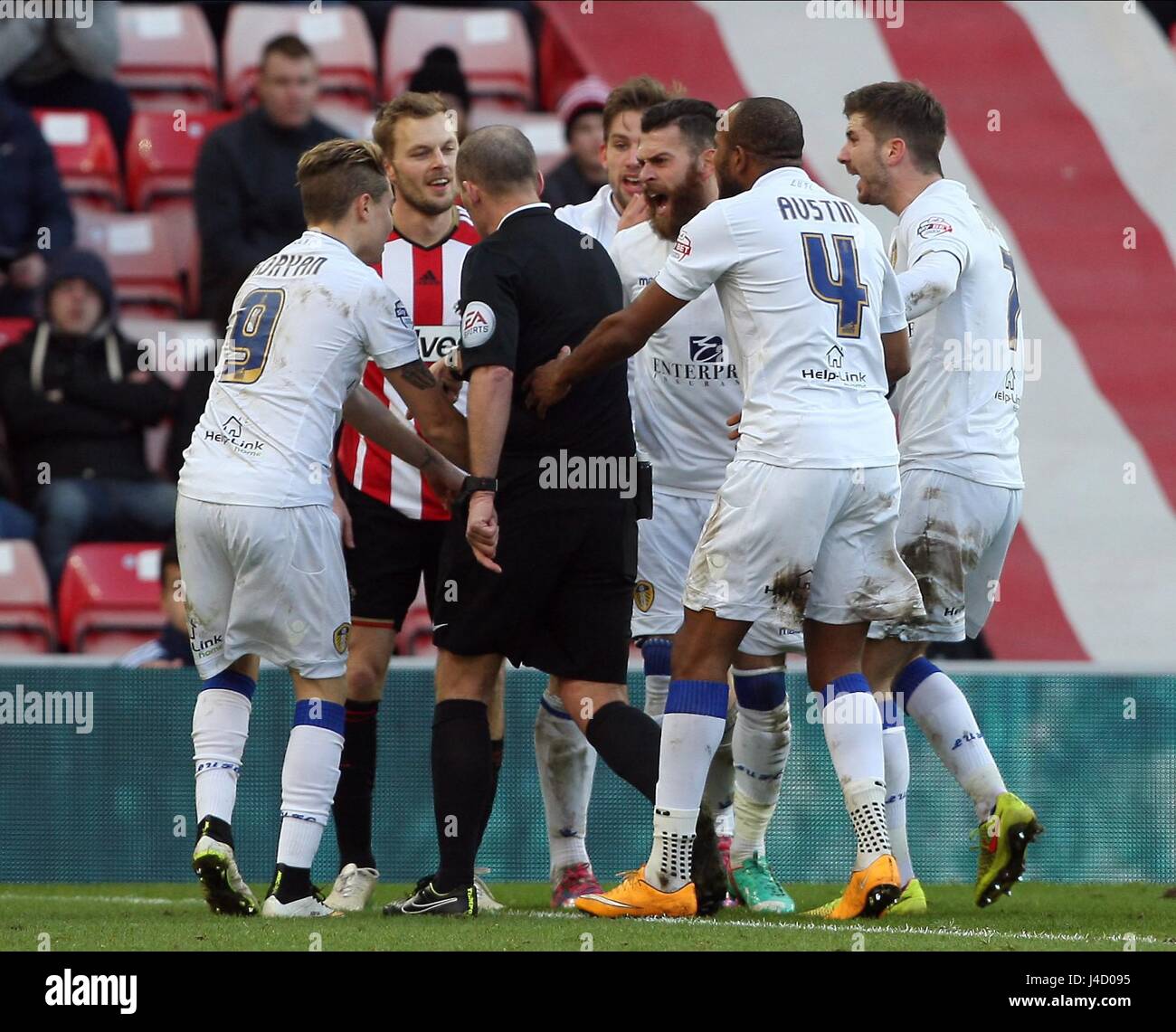 Argue ref football hi-res stock photography and images - Alamy