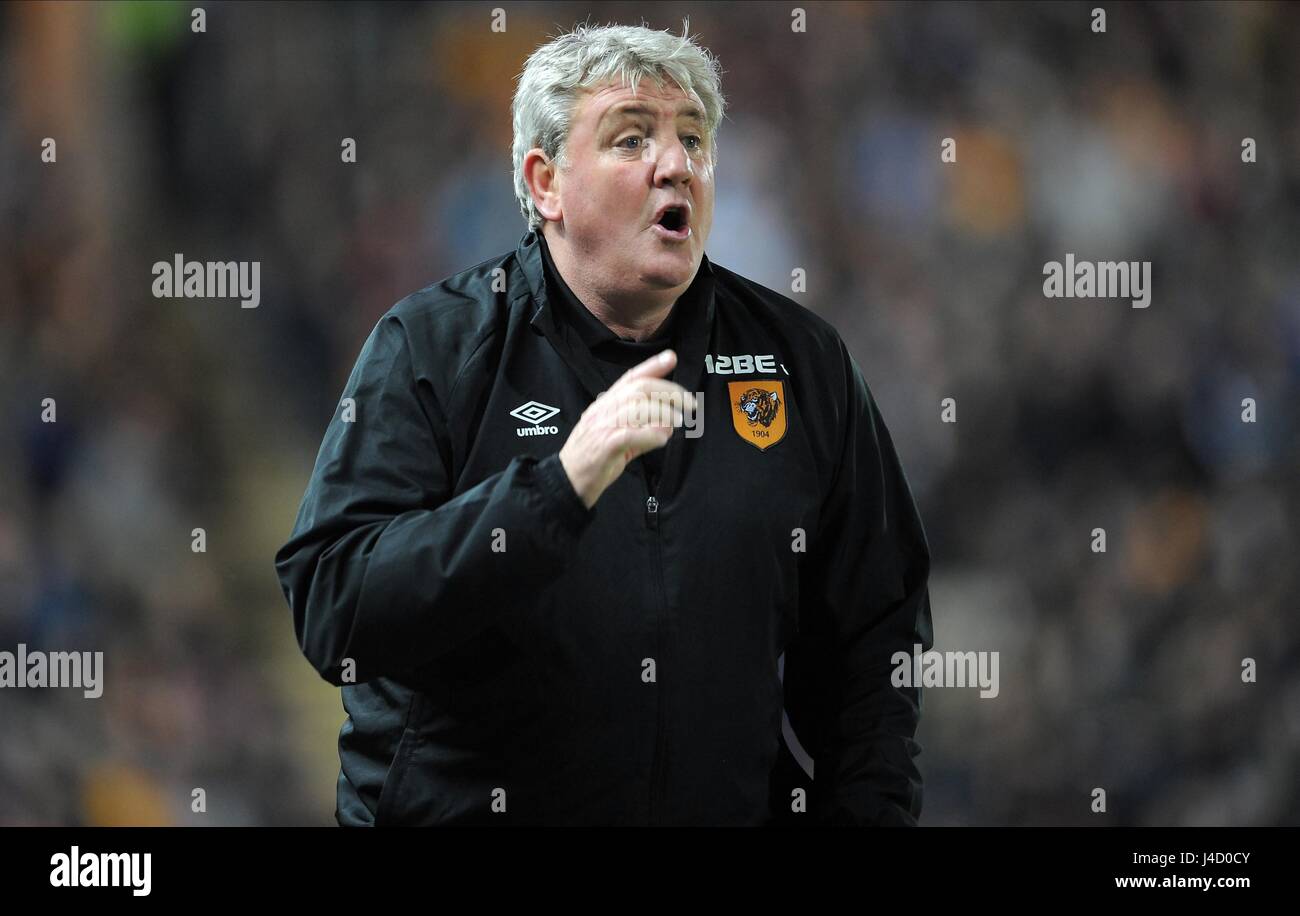 STEVE BRUCE HULL CITY FC MANAGER HULL CITY FC MANAGER KC STADIUM HULL ...