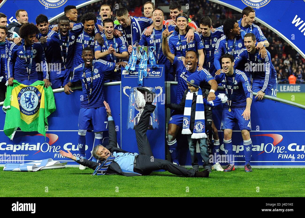 THE CHELSEA TEAM CELEBRATE WIT CHELSEA V TOTTENHAM HOTSPUR WEMBLEY ...