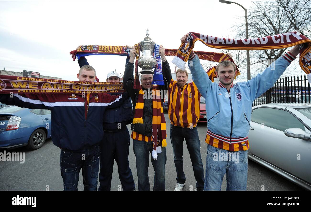 BRADFORD CITY FANS WITH FA CUP BRADFORD CITY V READING FC VALLEY PARADE ...
