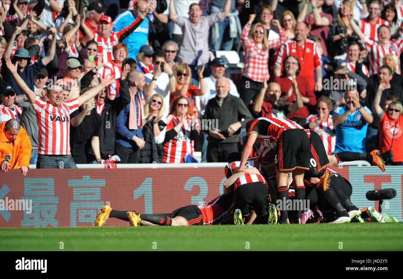 SUNDERRLAND PLAYERS CELEBRATE SUNDERLAND FC SUNDERLAND FC MANAGER ...