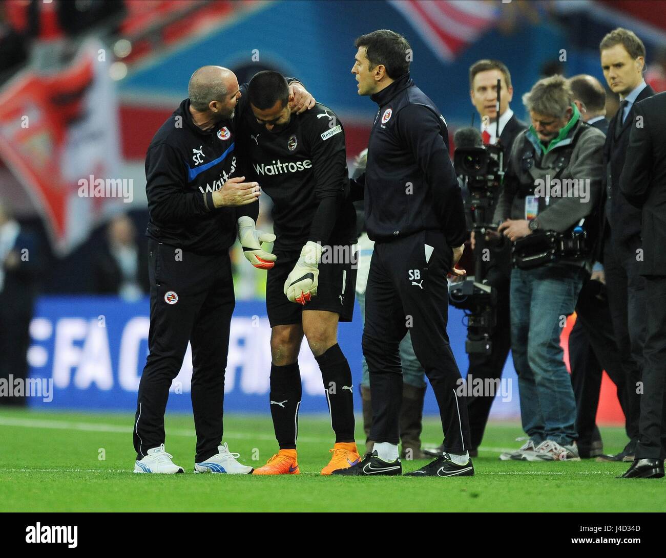 A DEJECTED READING GOALKEEPER READING V ARSENAL WEMBLEY STADIUM LONDON ...