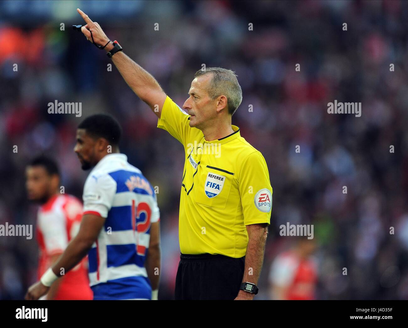 REFEREE MARTIN ATKINSON ISSUES READING V ARSENAL WEMBLEY STADIUM LONDON ...