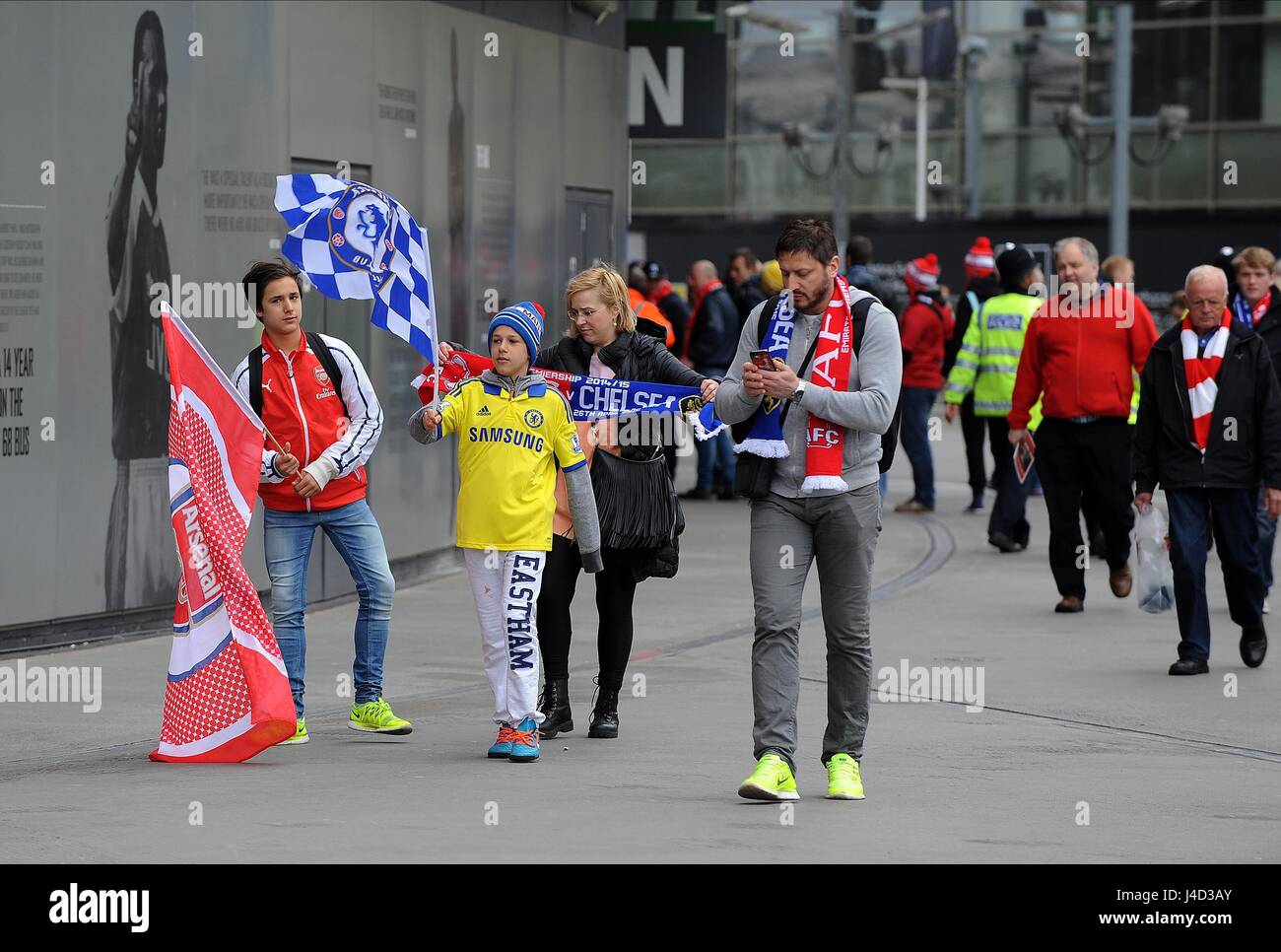 Barclays premier league match emirates stadium hi-res stock photography ...
