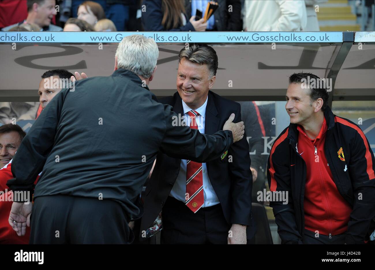 STEVE BRUCE & LOUIS VAN GAAL HULL CITY FC V MANCHESTER UNIT KC STADIUM ...