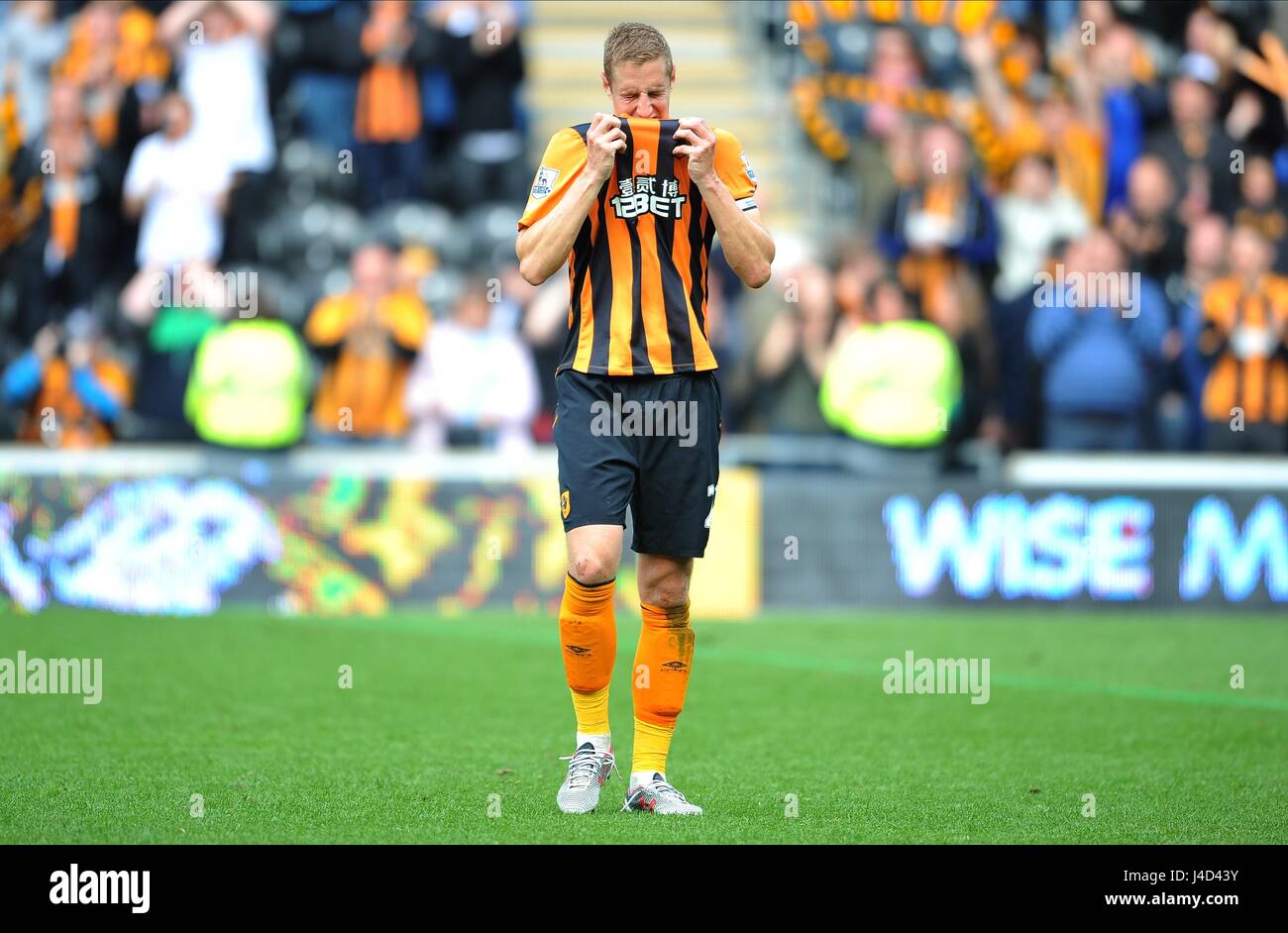 MICHAEL DAWSON CRYING AS HULL HULL CITY FC V MANCHESTER UNIT KC STADIUM ...