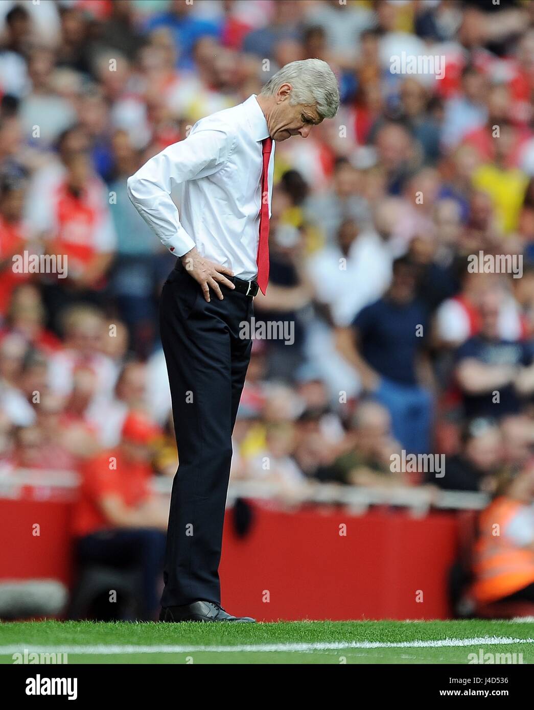 Unhappy arsenal manager ars arsenal hi-res stock photography and images ...