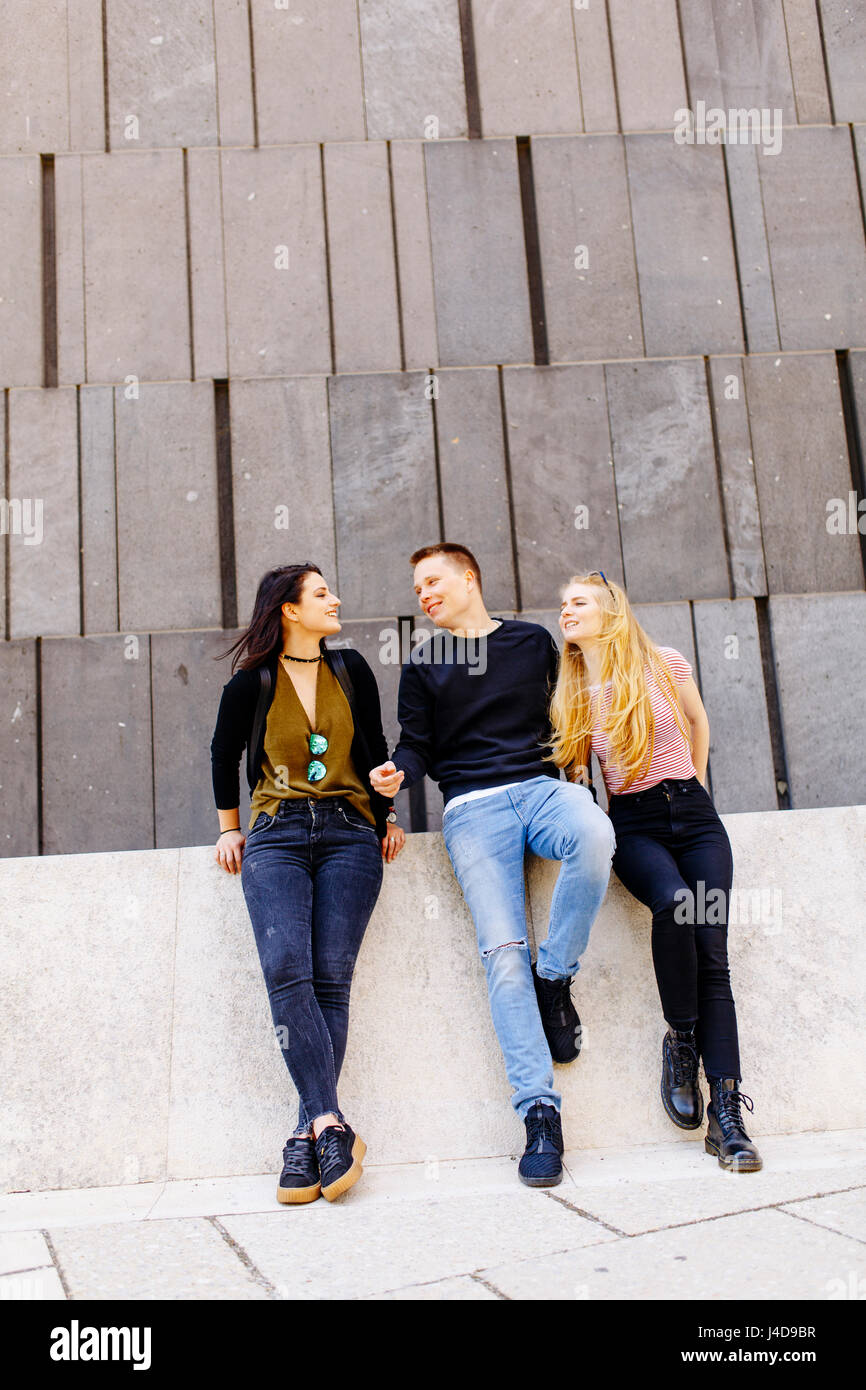 Young people hanging out hi-res stock photography and images - Alamy