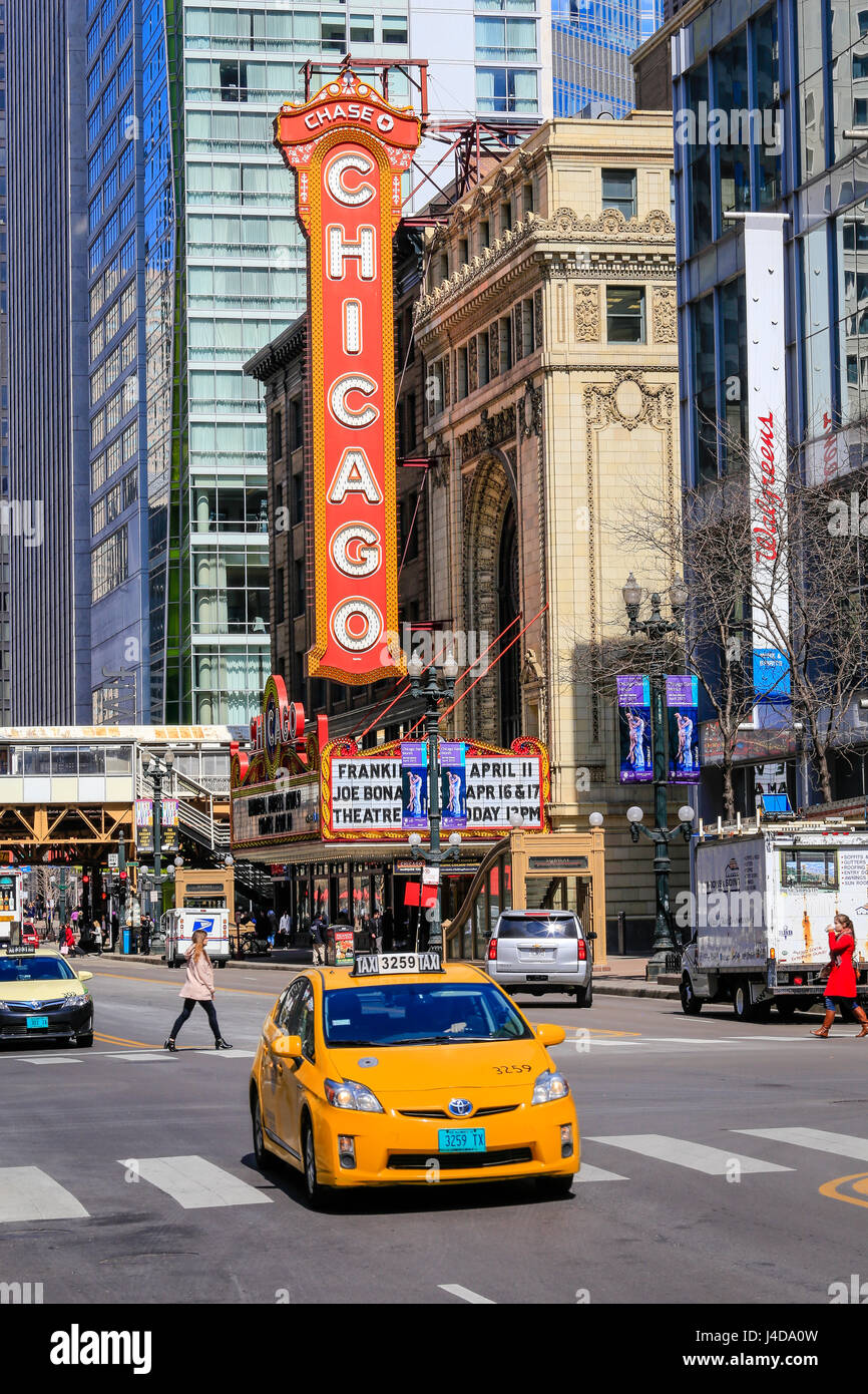 Chicago street scene hi-res stock photography and images - Alamy
