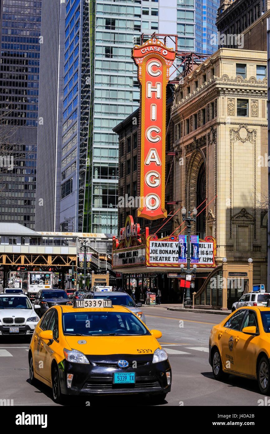 Chicago urban street scene theatre hi-res stock photography and images ...