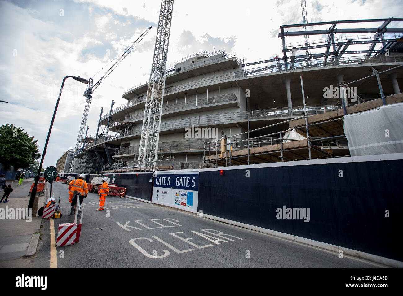 Tottenham hotspur stadium building works hi-res stock photography and ...
