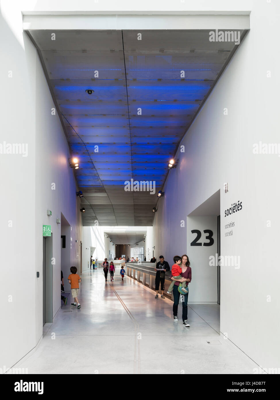Espace liant, a circulation space between exhibition rooms. Musée des ...