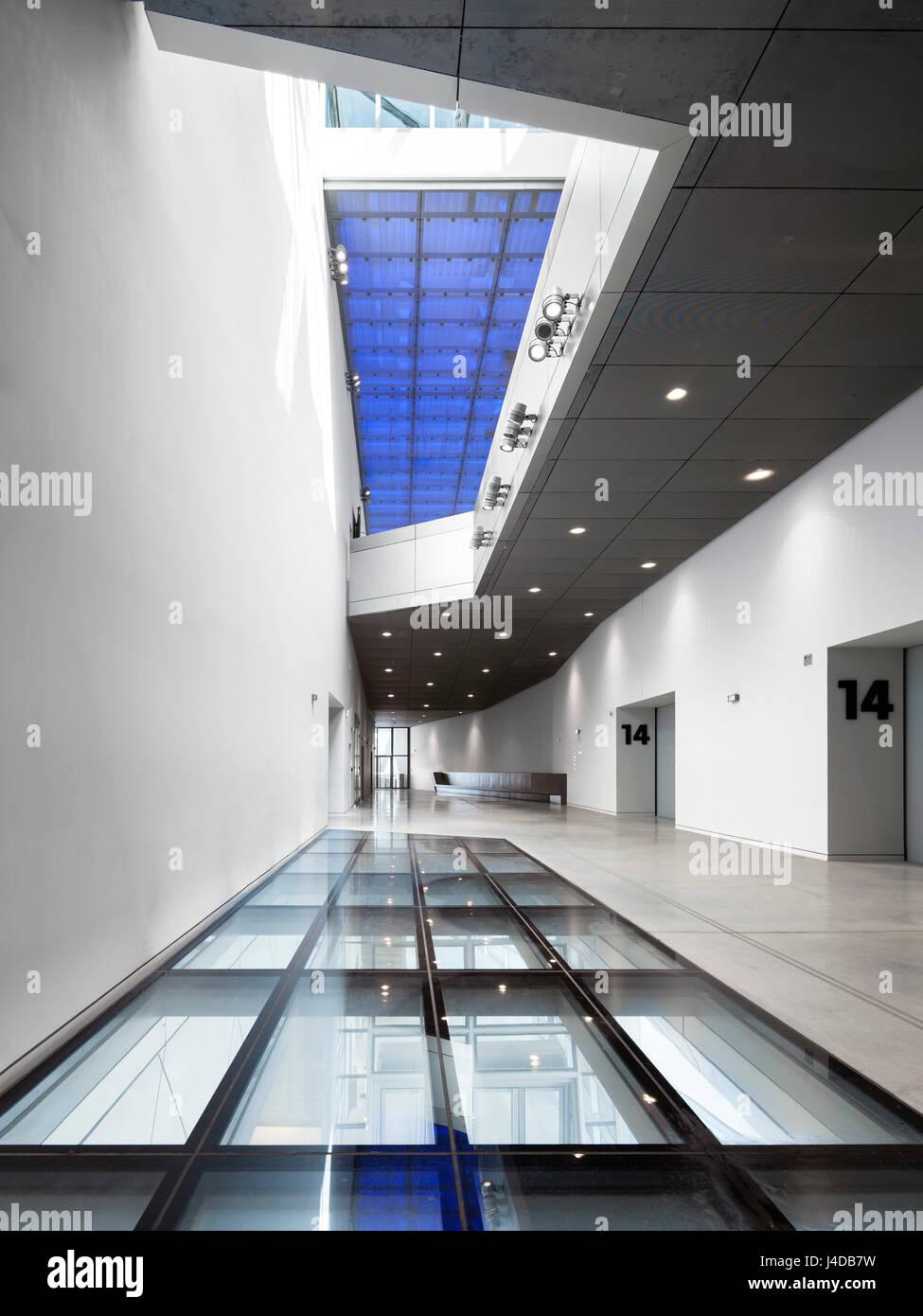 Espace liant, a circulation space between exhibition rooms. Musée des ...