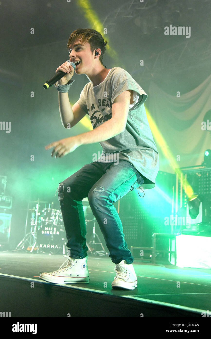 Mike singer performing during karma hi-res stock photography and images ...