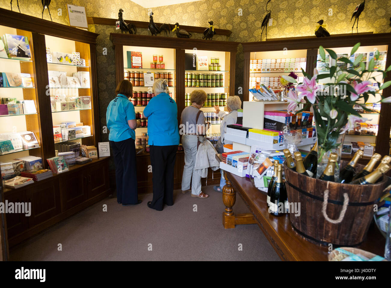 Gift shop interior hi-res stock photography and images - Alamy