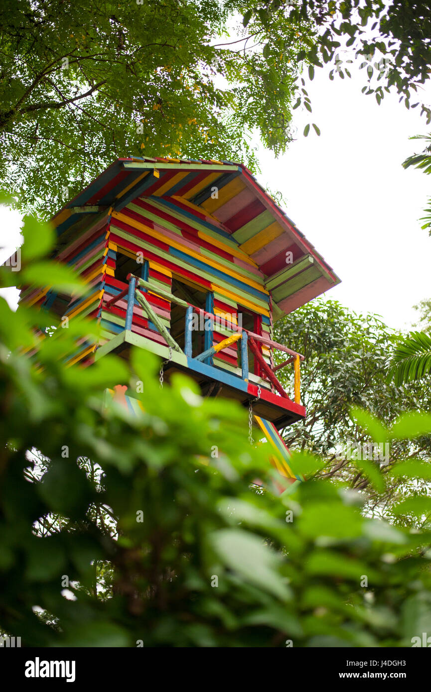 Treehouse children hi-res stock photography and images - Alamy