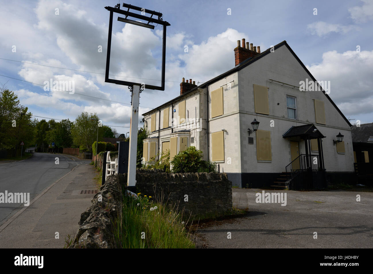 The Railway Hotel, Wheatley, Oxon. A shuttered and boarded up pub Stock ...