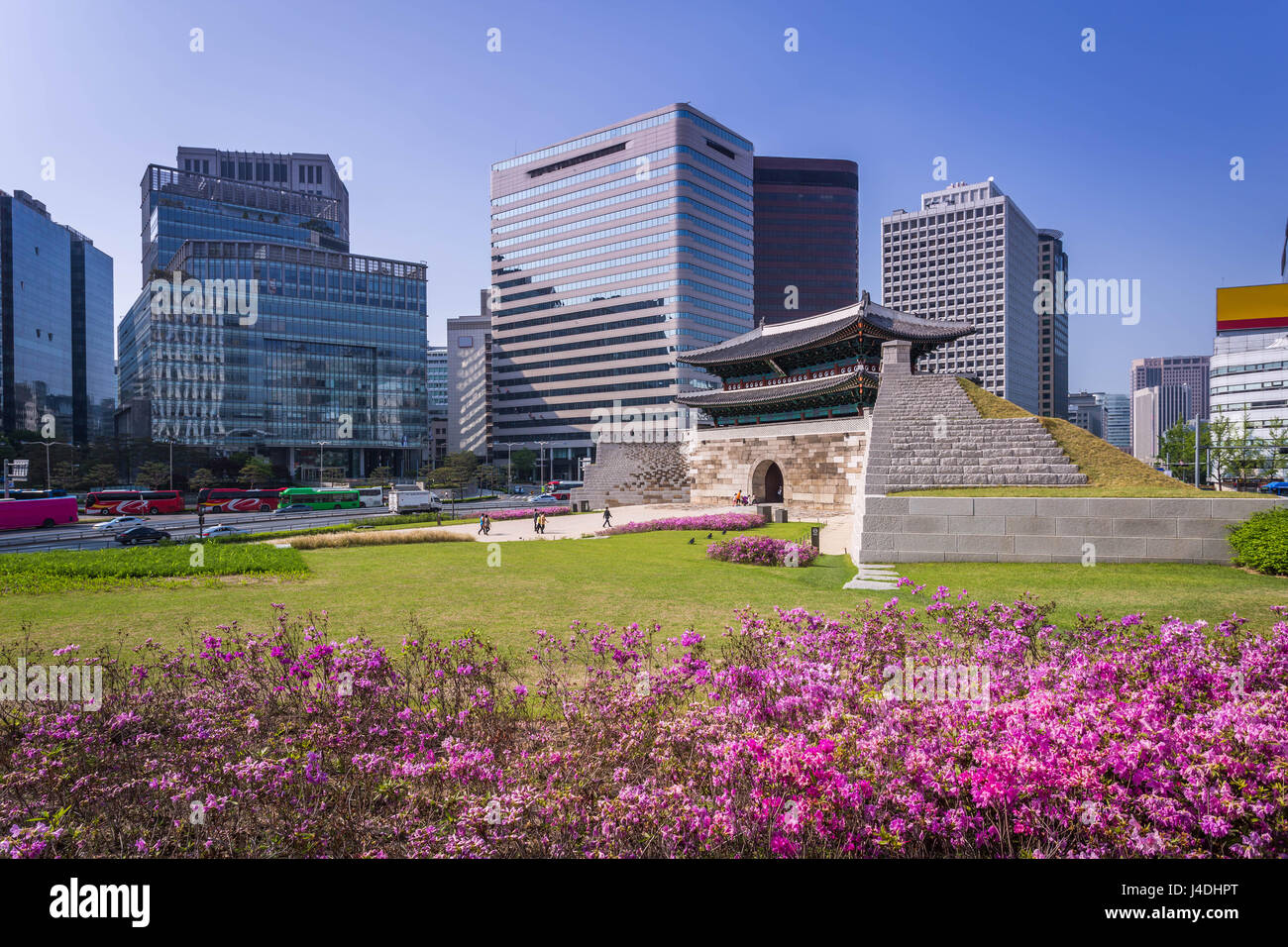 Sungnyemun gate at Night (Namdaemun) in Seoul, South Korea Stock Photo ...